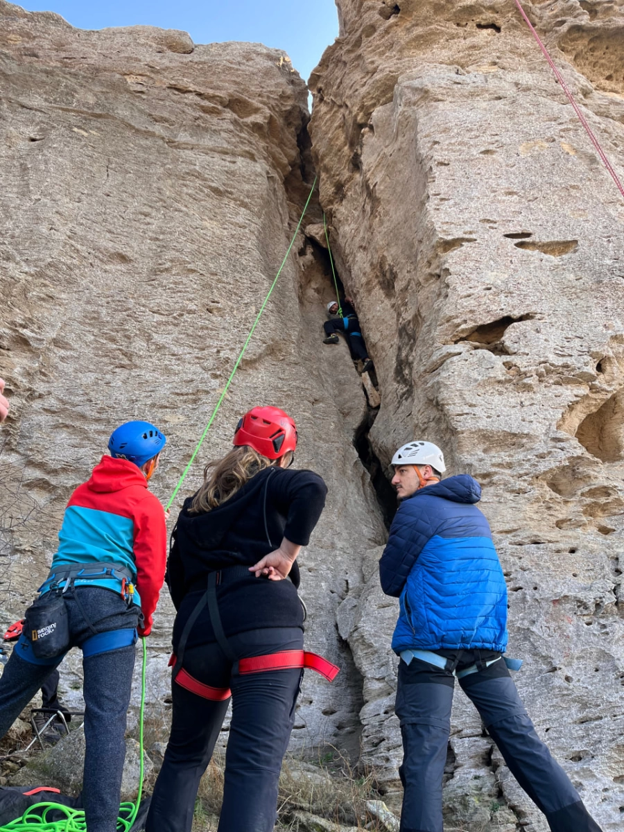 Nardaran: Qayayadırmanma Təlimi və Turu » Mountain Guide Azerbaijan
